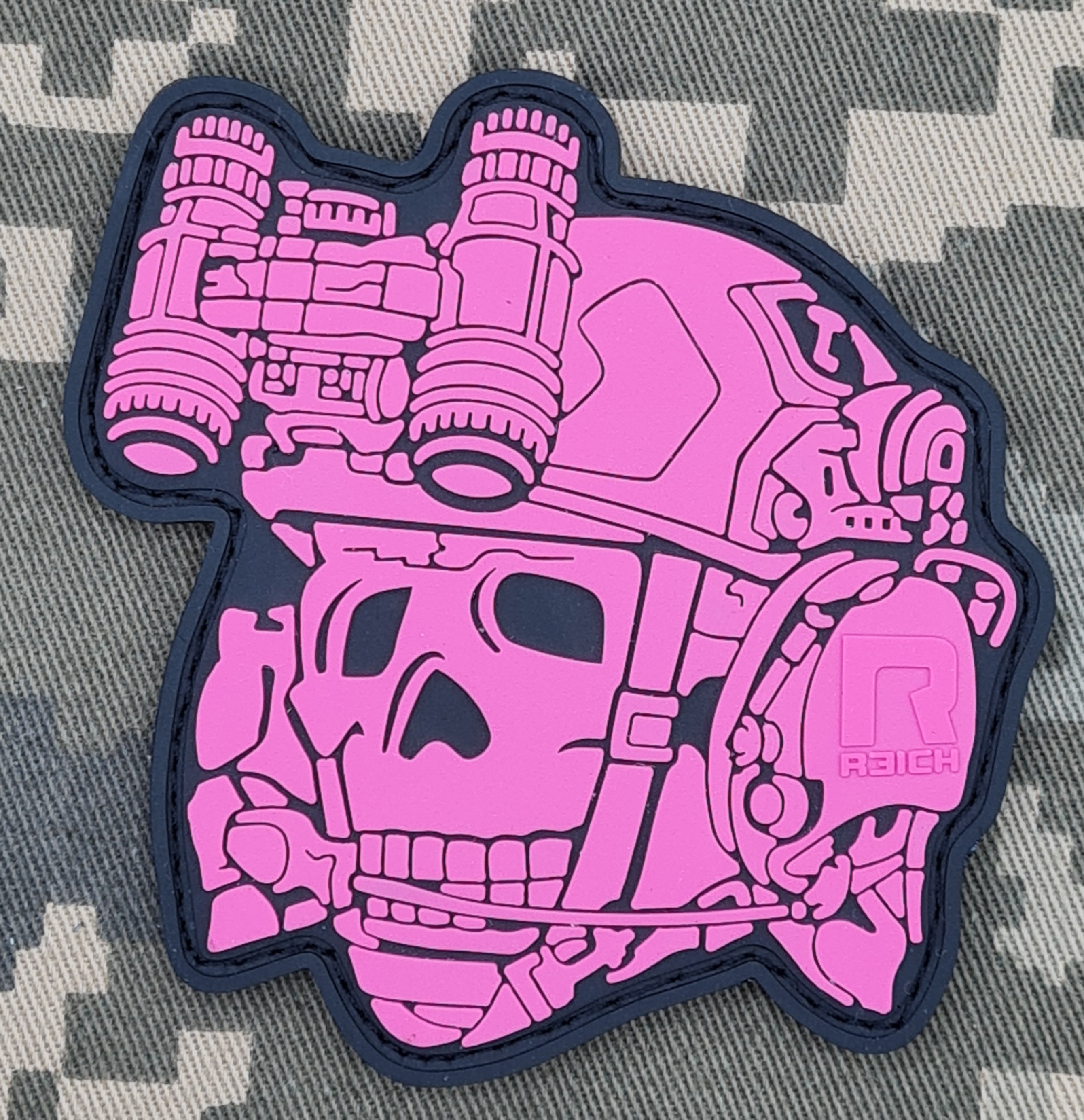 шеврон Totenkopf рожевий