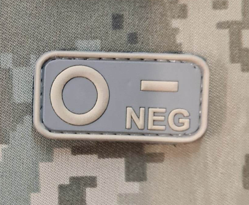 Нашивка група крові 0- neg резина чорна